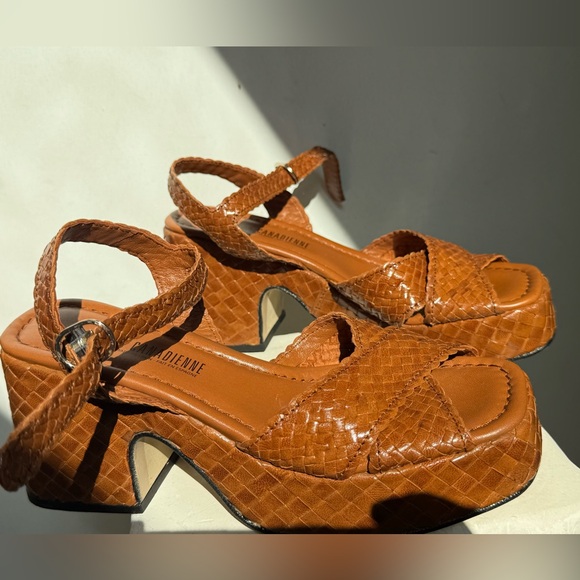 La CANADIENNE | Shoes | La Canadienne Womens Tan Textured Sandals ...